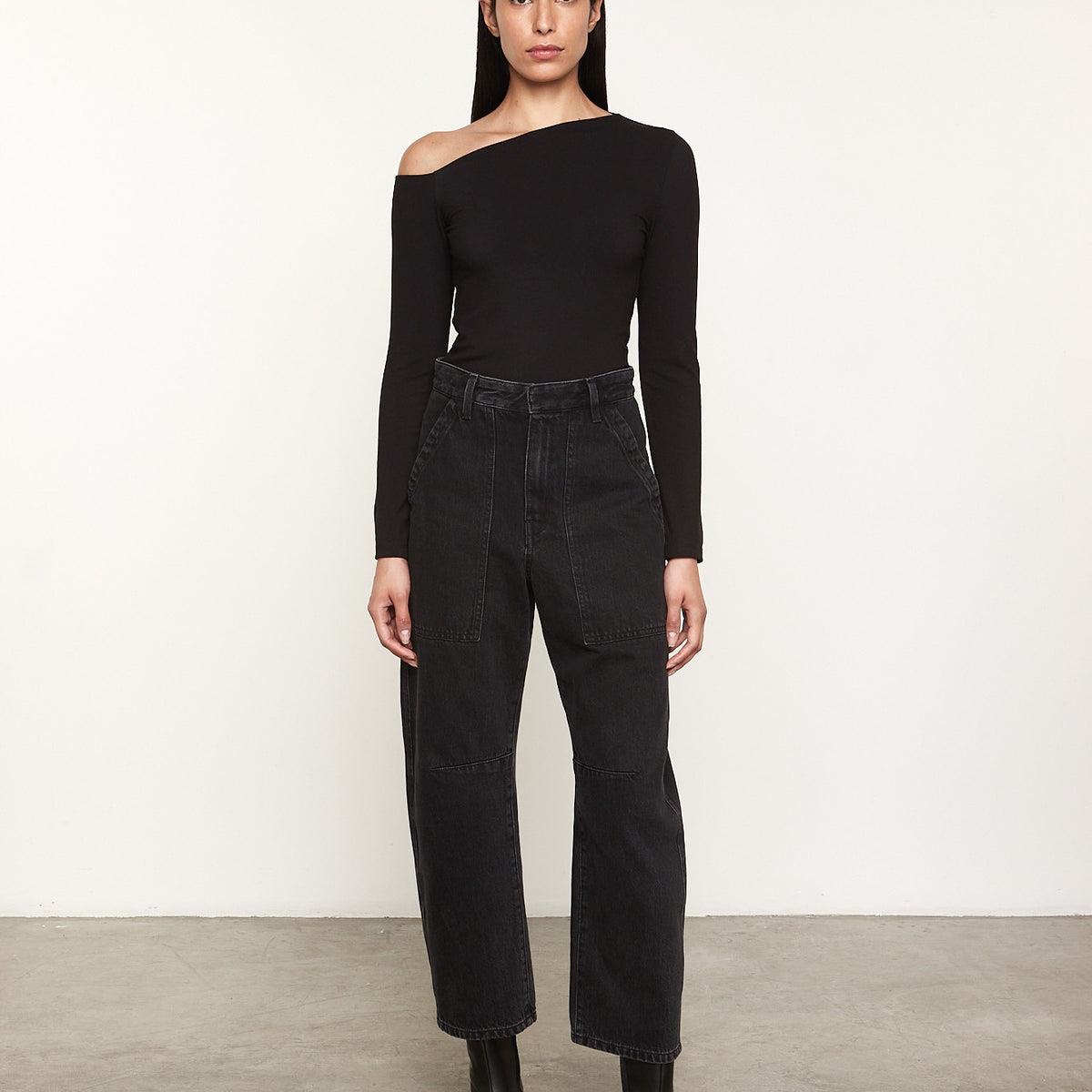 Exposed Shoulder Top in Black – Serafina